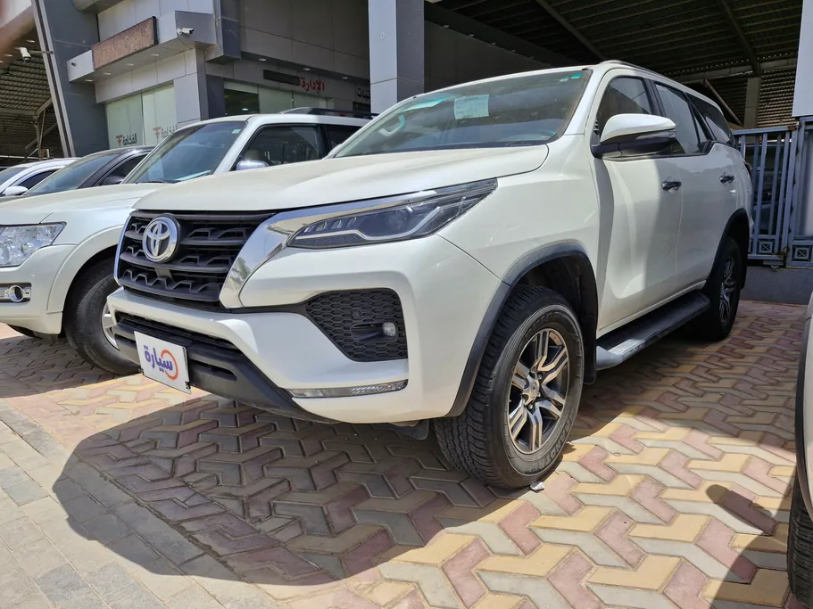 Used 2022 Toyota Fortuner VX White Color for sale - 205996 | Syarah