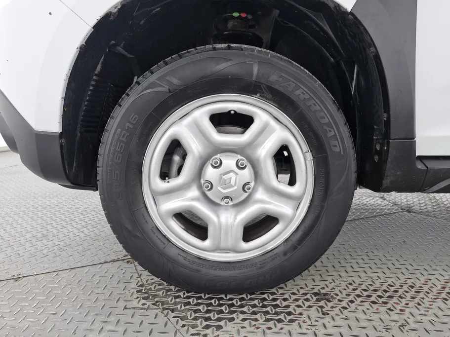 Used 2023 Renault Duster PE White Color for sale - 284514 | Syarah